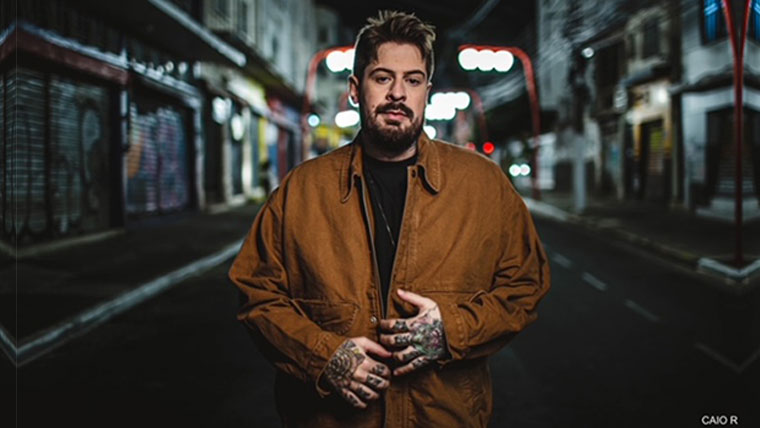 Elliott se aventura pelo indie pop em seu primeiro trabalho solo ...